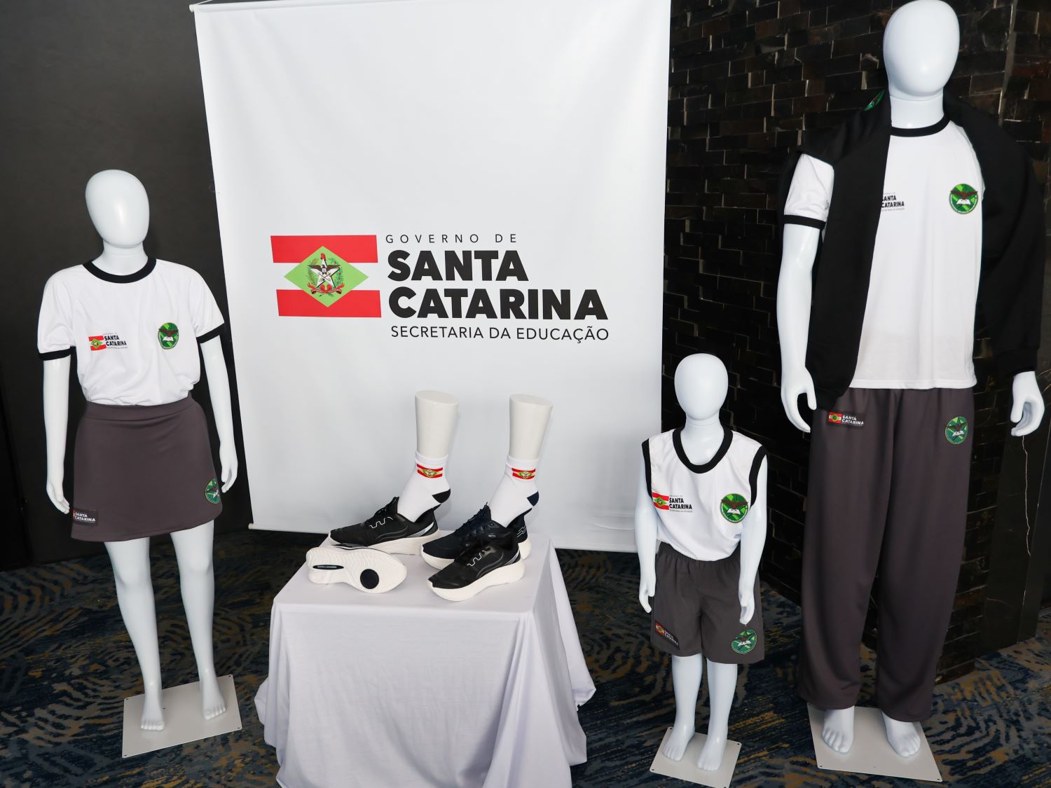 Rede estadual de SC terá distribuição de kits de uniforme para todos os ...
